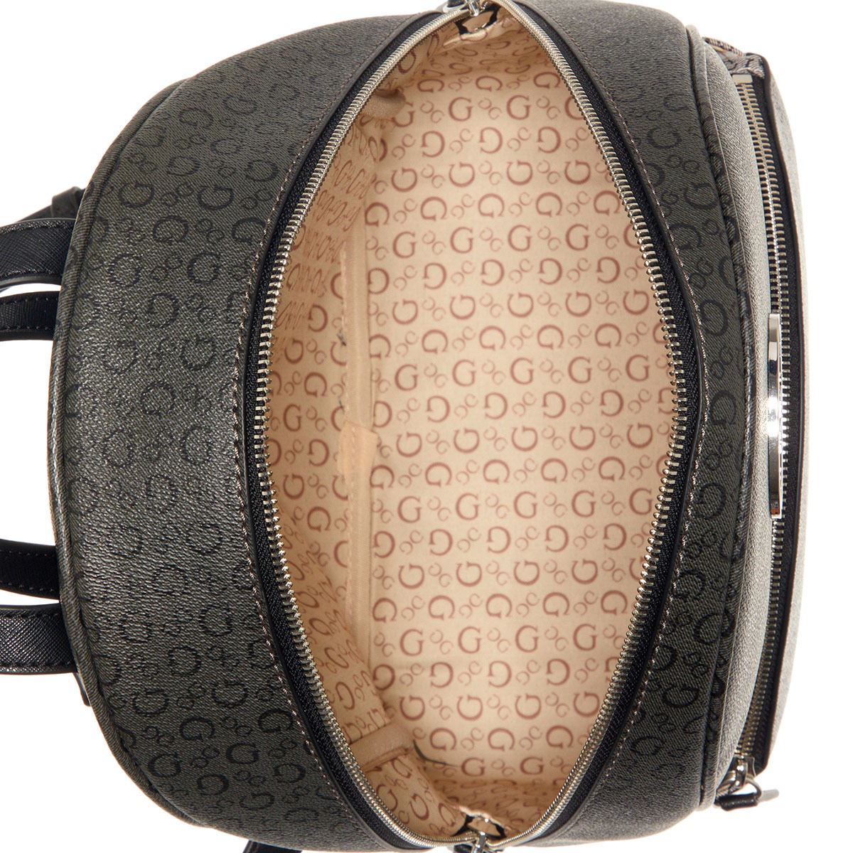 Mochila Guess factory estilo backpack color negro multi modelo sv851730