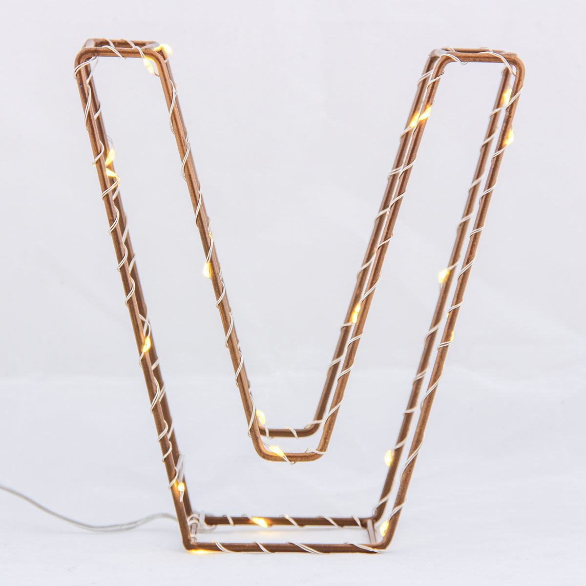 Letra decorativa con luz "V"