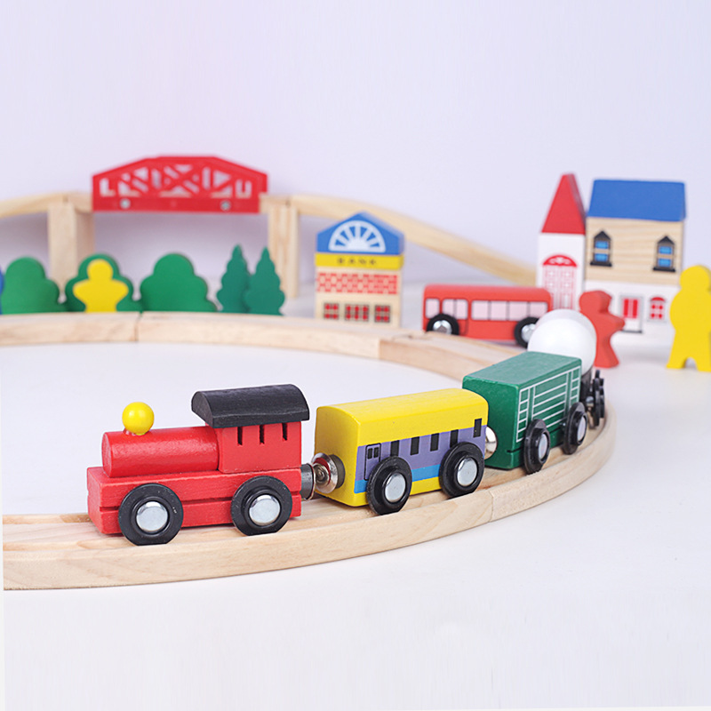 Tren de madera con 100 piezas