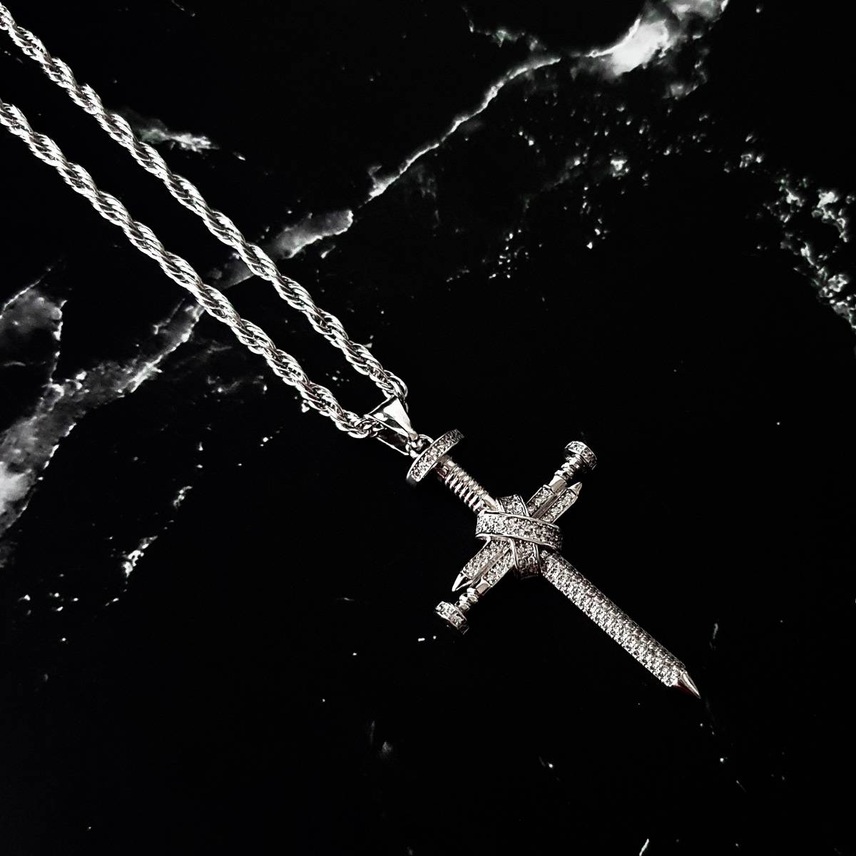 Cadena y cruz clavos de plata .925 hombre con baño de rodio y piedra ...