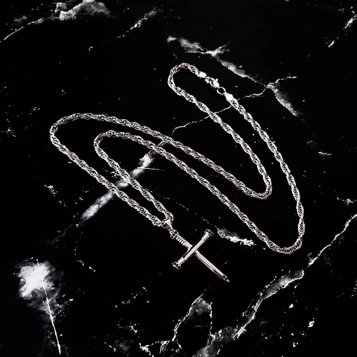 Cadena y cruz clavo de plata .925 con baño de rodio y piedra zirconia ...