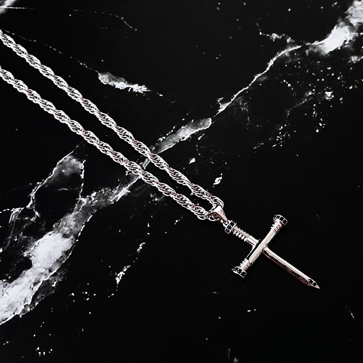 Cadena y cruz clavo de plata .925 con baño de rodio y piedra zirconia ...