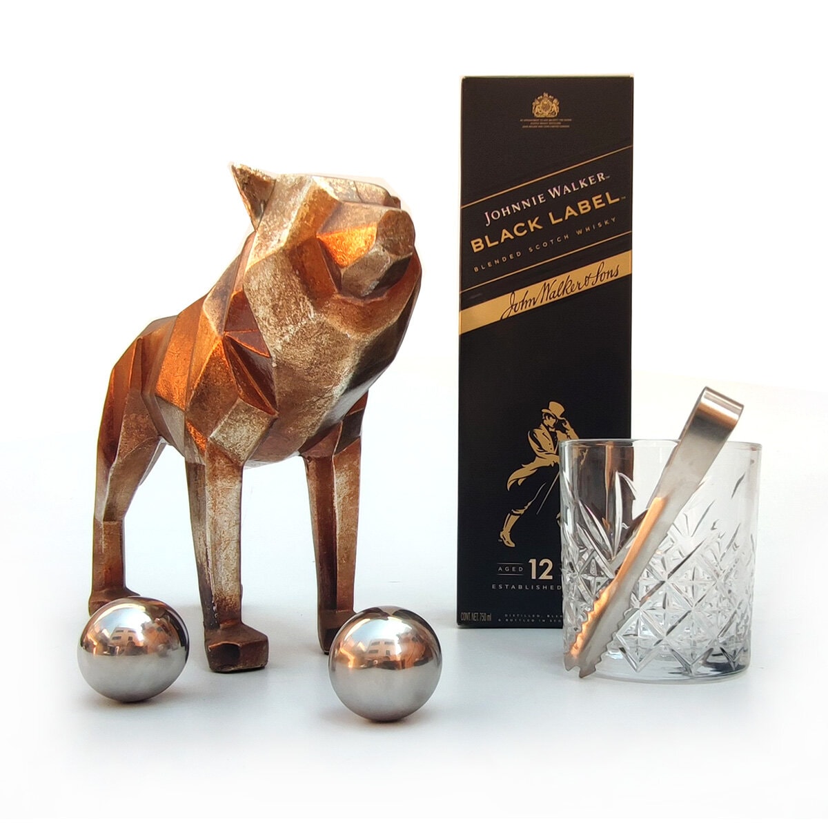 Kit Johnnie Walker Black Label con Estatua de Lobo y Accesorios