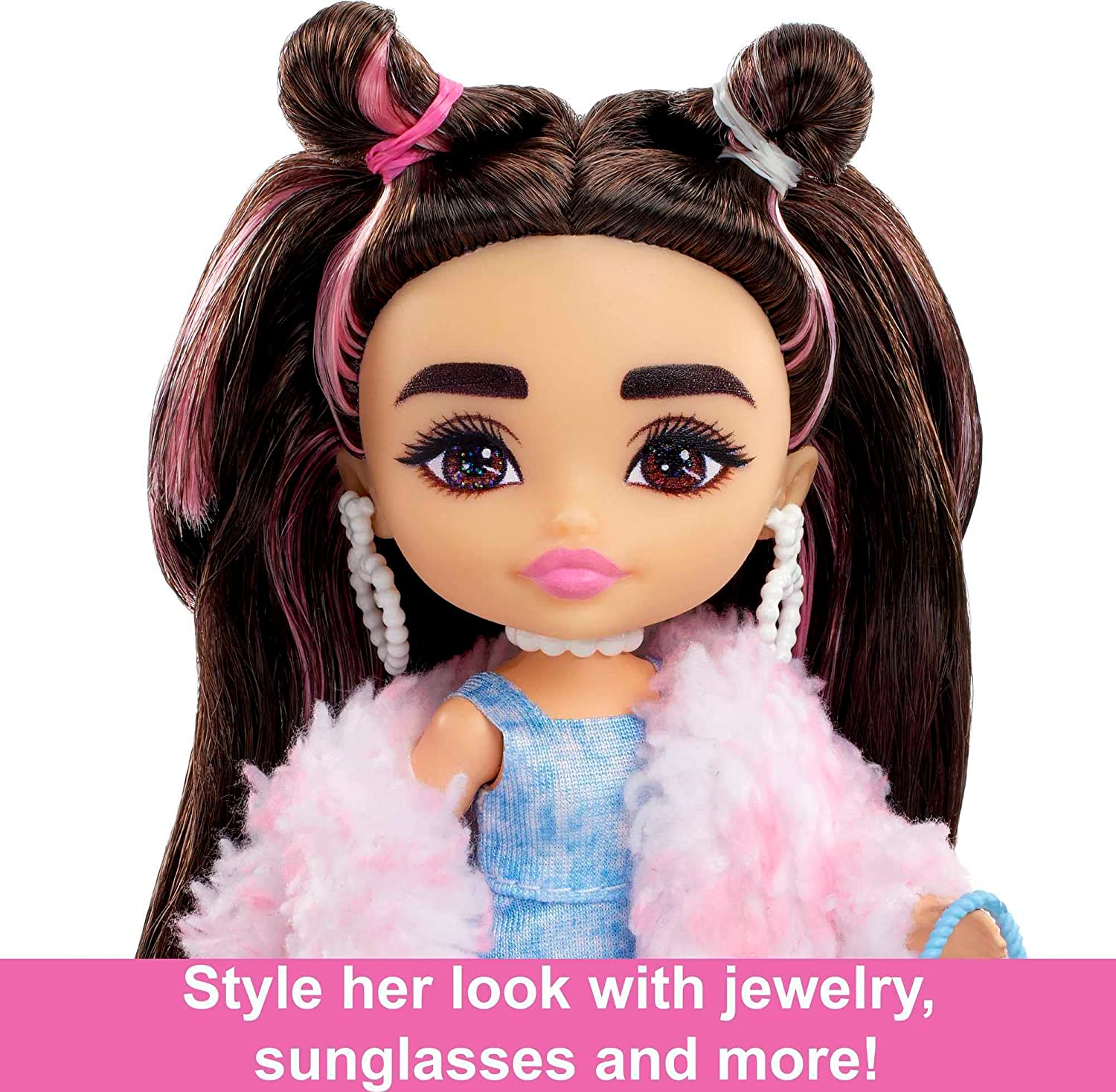 Barbie Extra Minis Muñeca Chamarra Peluda de Vaca