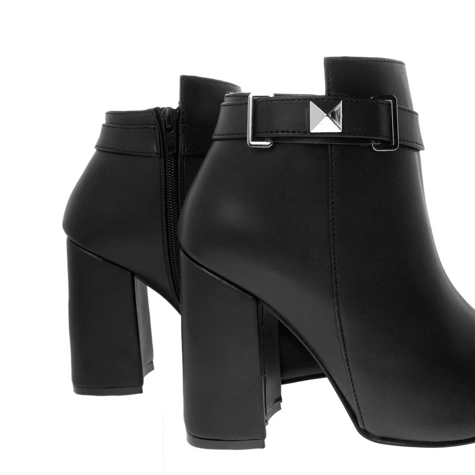 Botín Thalía color negro con estoperol en cinta ajustable